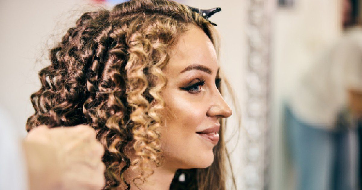 Permacología: El Arte de Rizar el Cabello Liso con… | MIRIAM Salón